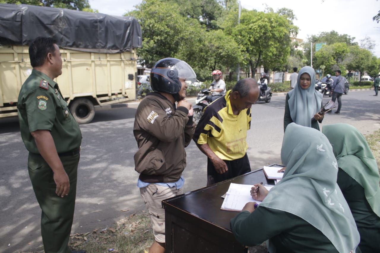 Puluhan Pria Pakai Celana Pendek Terjaring Razia di Simpang Mesra Banda Aceh
