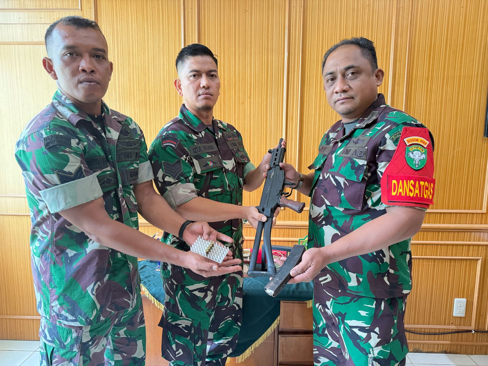 Warga Serahkan Dua Pucuk Senjata Sisa Konflik Kepada Dandim 0104/Aceh Timur